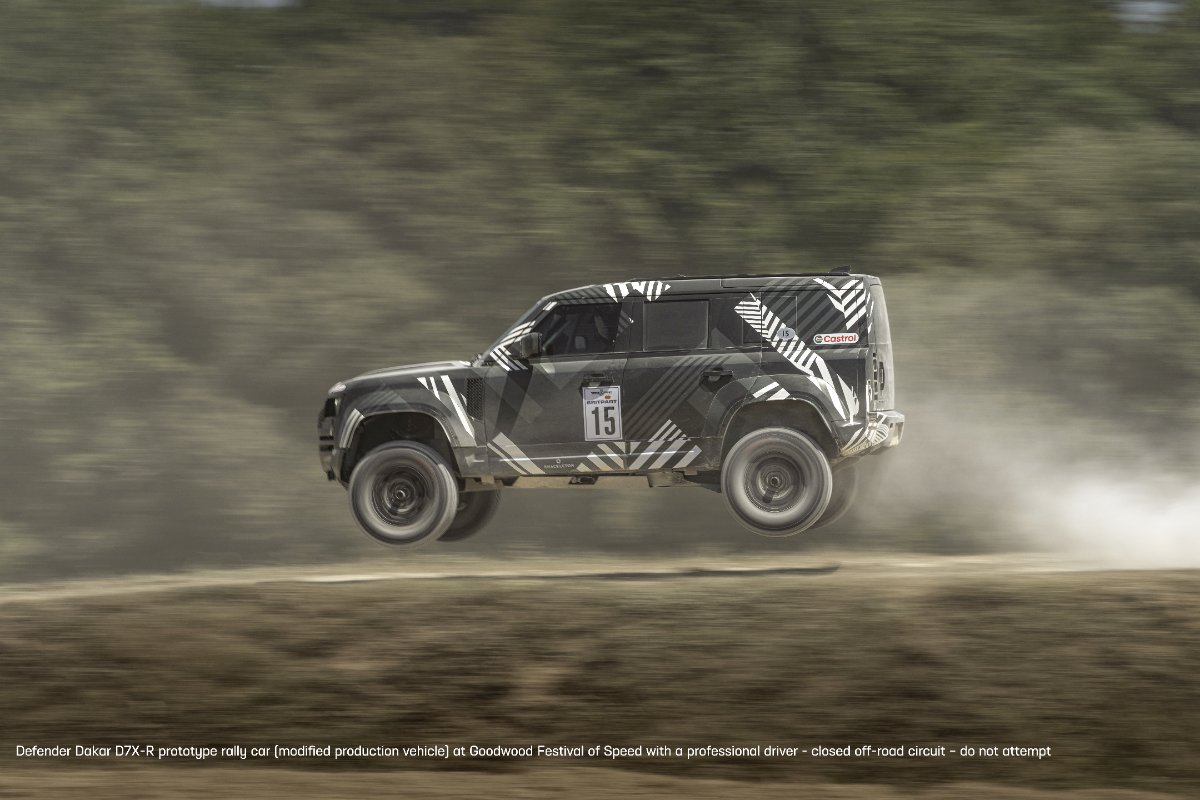 DYNAMIC DEBUT: LATEST DEFENDER DAKAR D7X-R PROTOTYPE PRESENTED AT ...